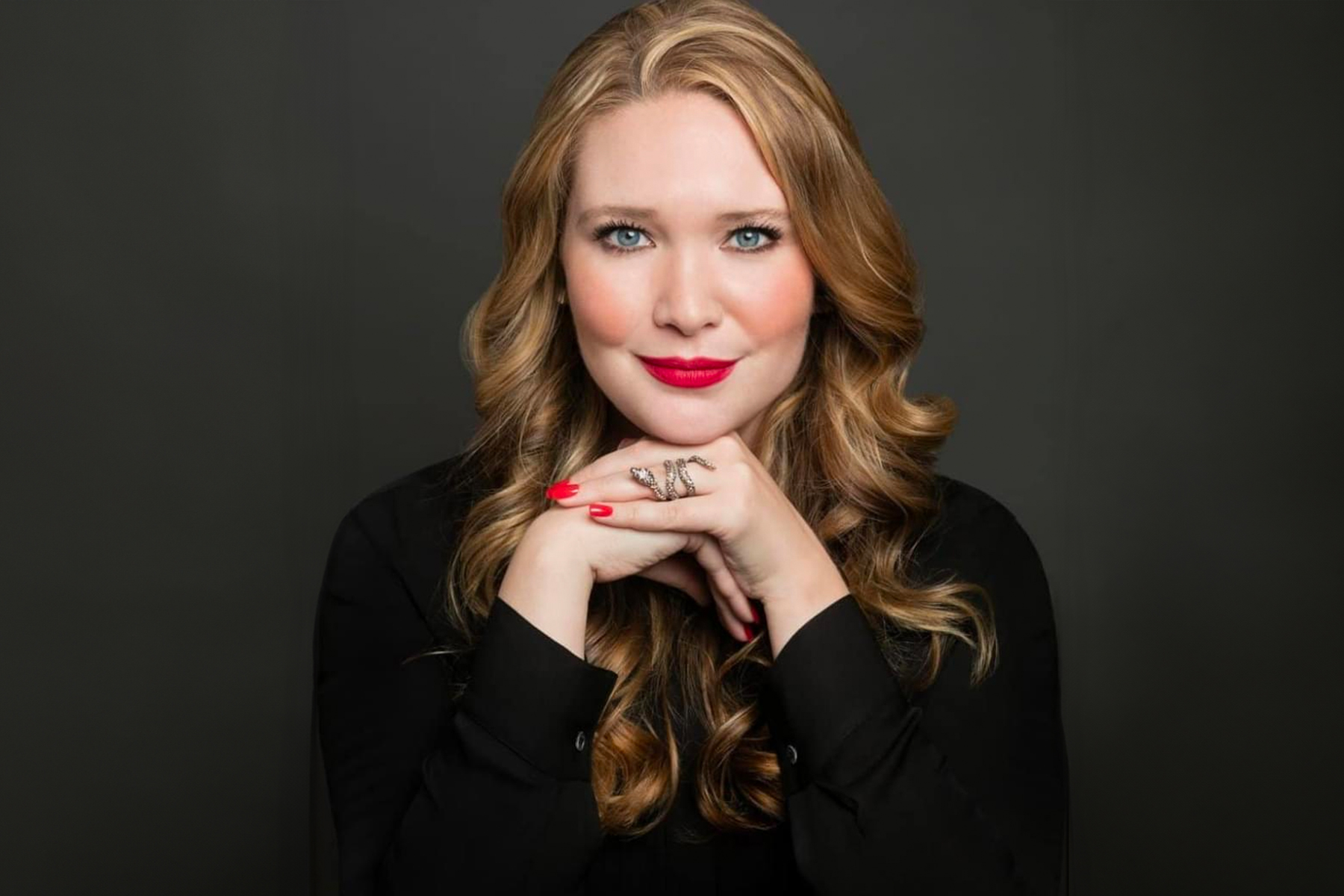 Sarah J. Maas: Drottningen av Romantasy som fångat världen