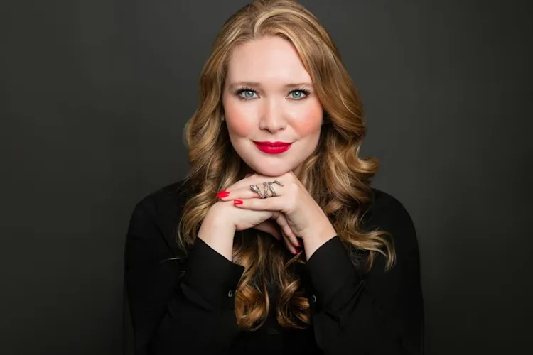 Sarah J. Maas: Drottningen av Romantasy som fångat världen