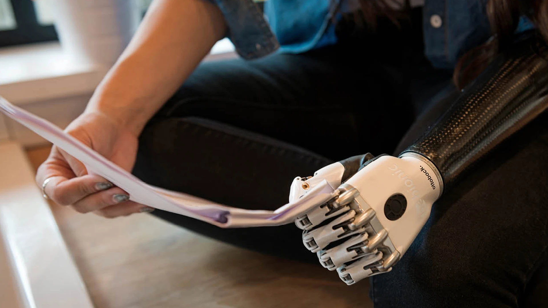 筋電義手：8E70 bebionicハンド