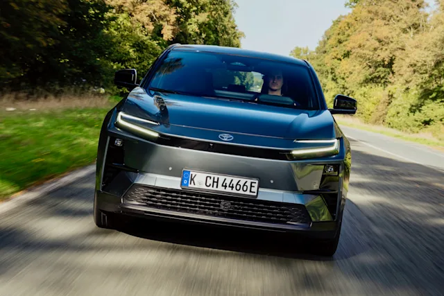 Se priser på alle udgaver af den nye Toyota C-HR+