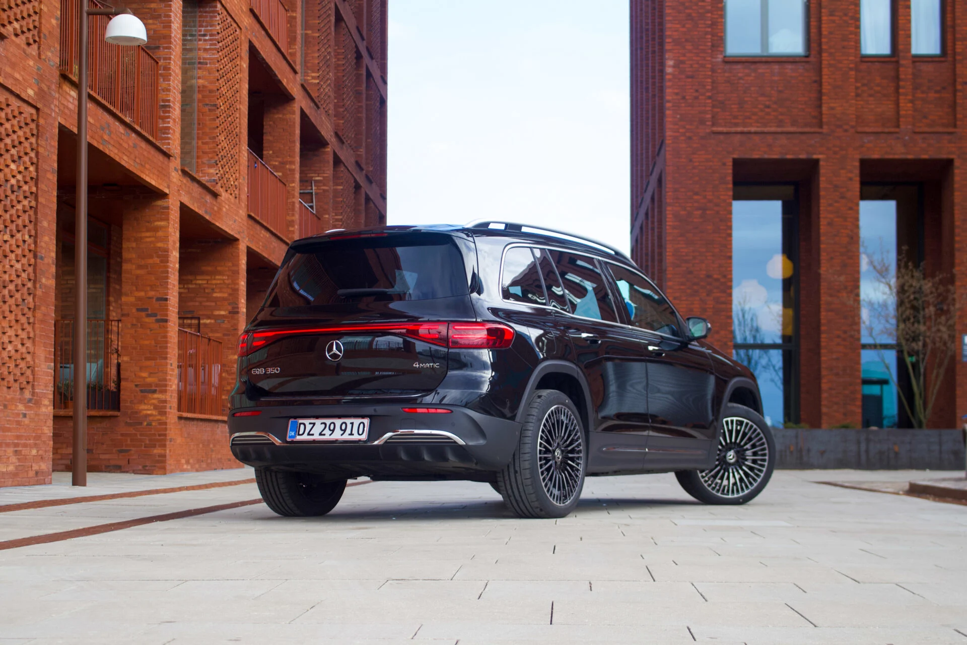 Test: Mercedes EQB står (næsten) alene som elbil med syv sæder