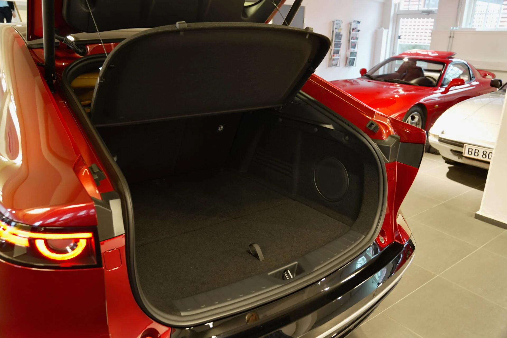 Stor, luksuriøs elbil til lav pris: Mazda 6e med alt i udstyr koster ...