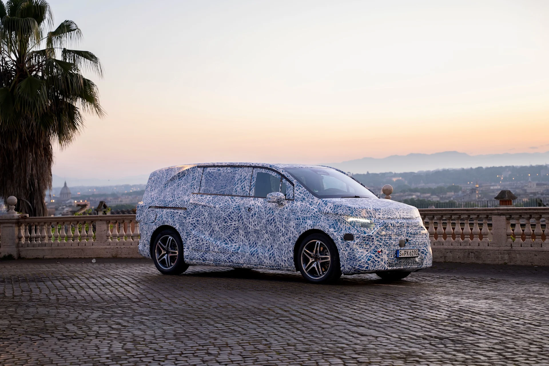 Elektrisk minibus til langturen: Mercedes-Benz VLE klarer 1.100 ...