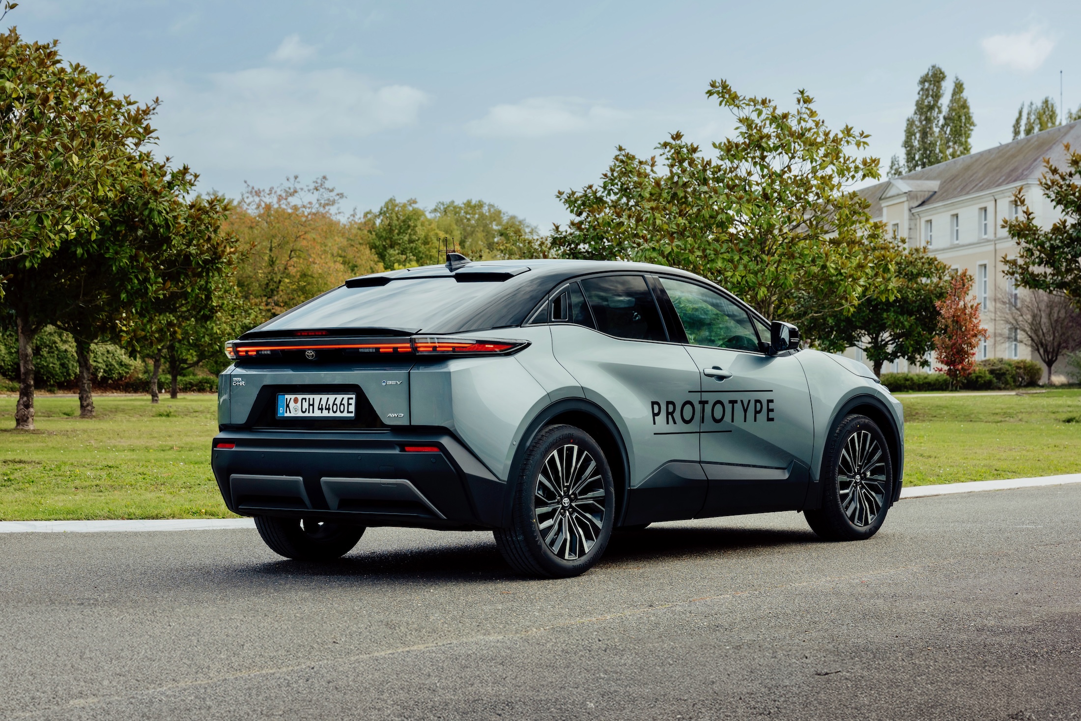 Se priser på alle udgaver af den nye Toyota C-HR+