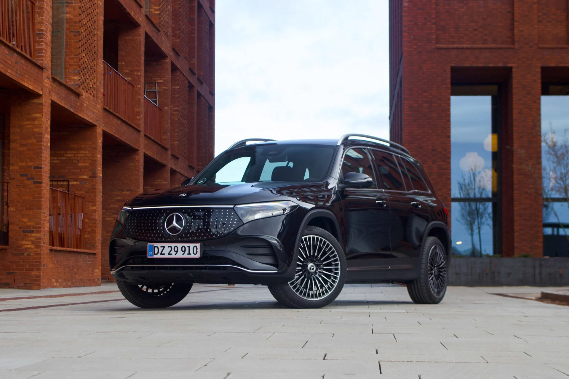 Test: Mercedes EQB står (næsten) alene som elbil med syv sæder