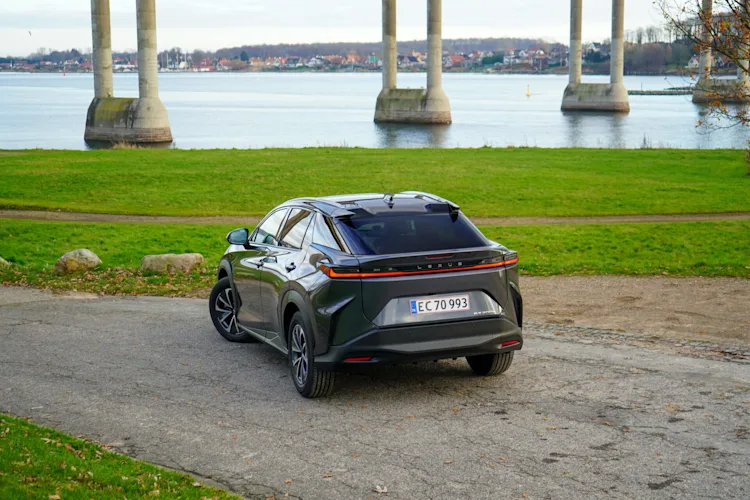 Test: Prisbillig Lexus RZ føles dyr - Bilbasen Blog