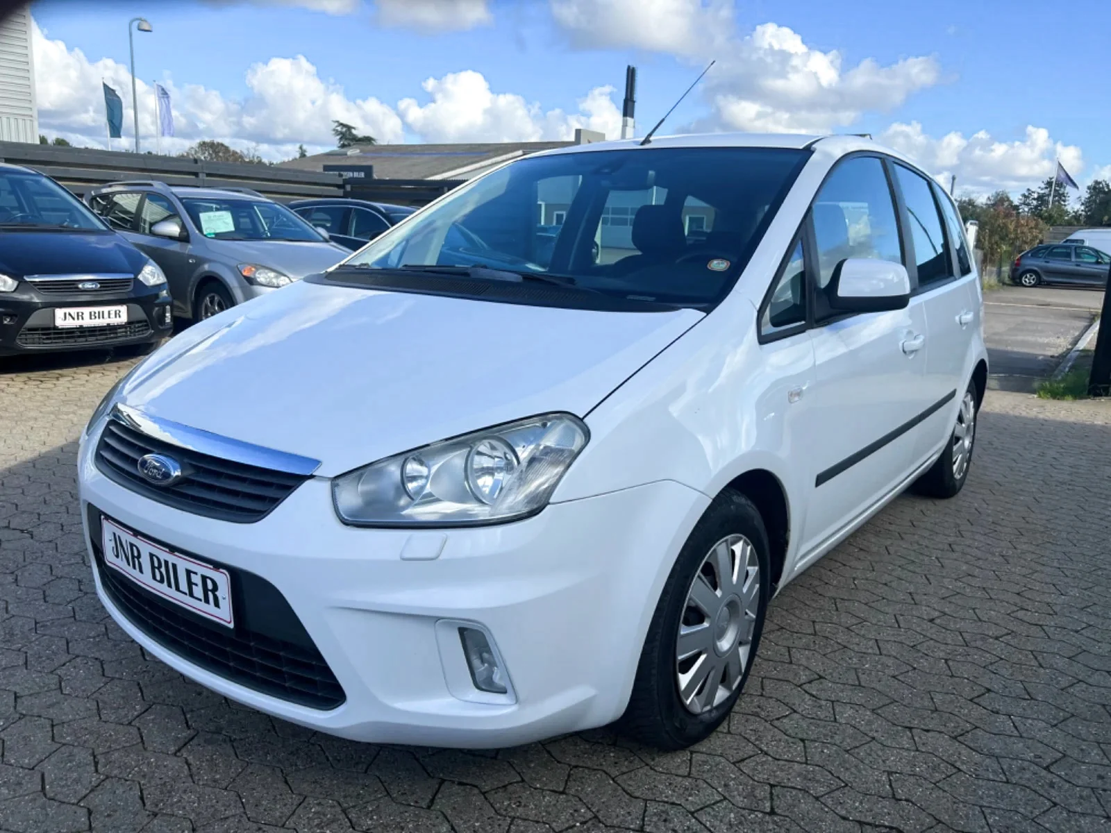 Billige brugte biler sælger som varmt brød på Bilbasen