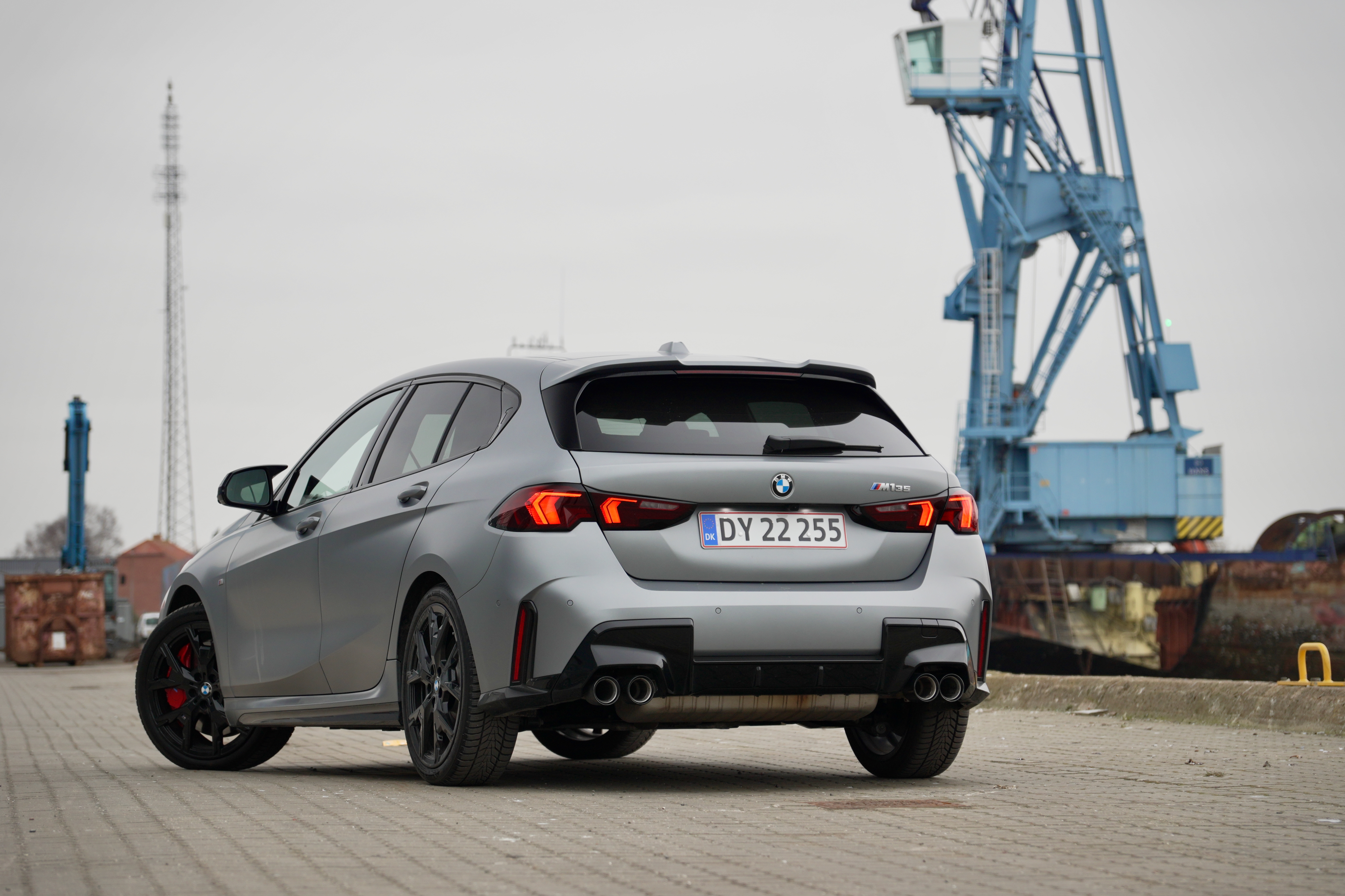 Test: BMW M135 xDrive giver god, gammeldags køreglæde til skyhøj pris