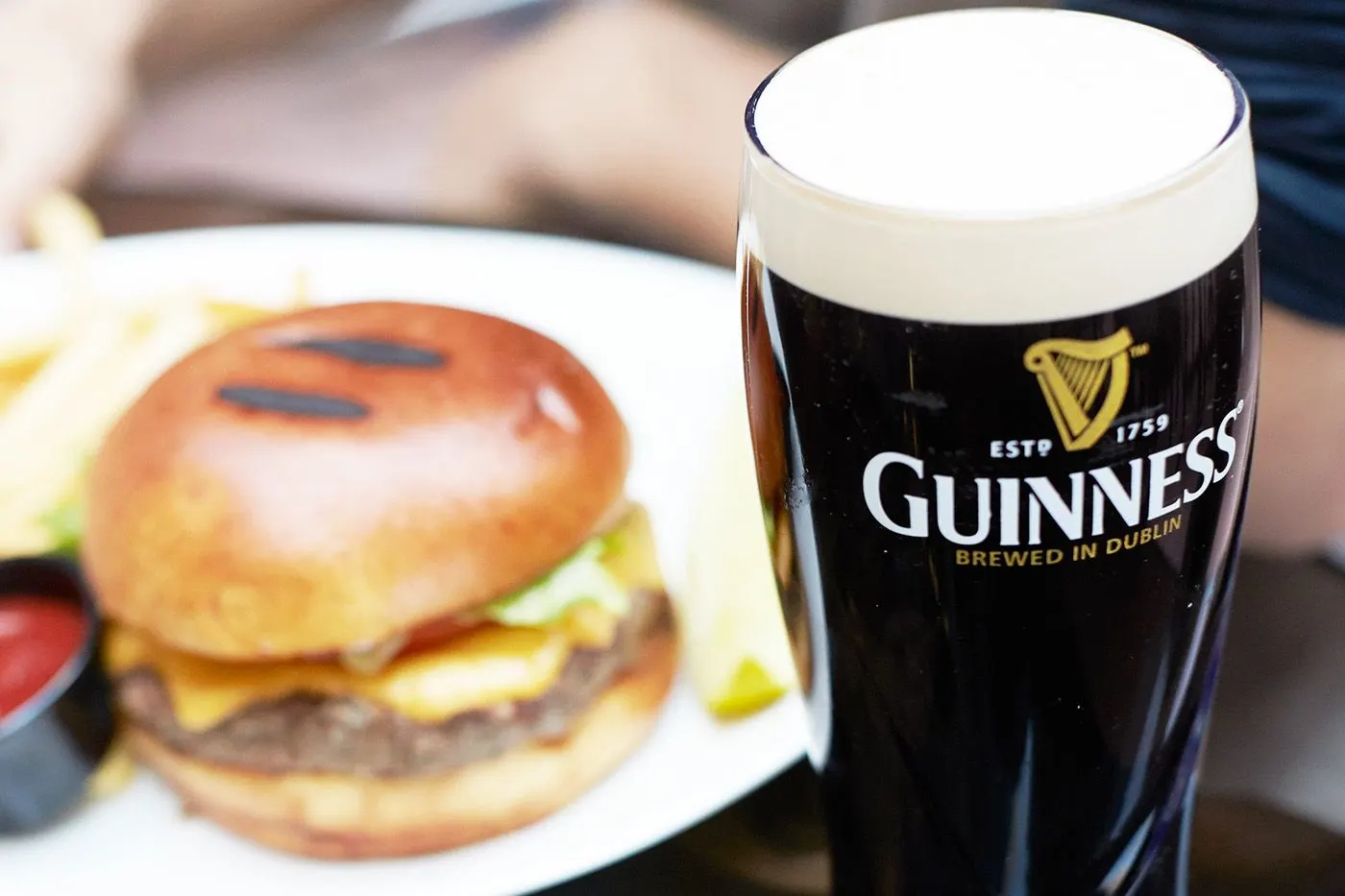 The Guinness Burger Recipe | Guinness® ES