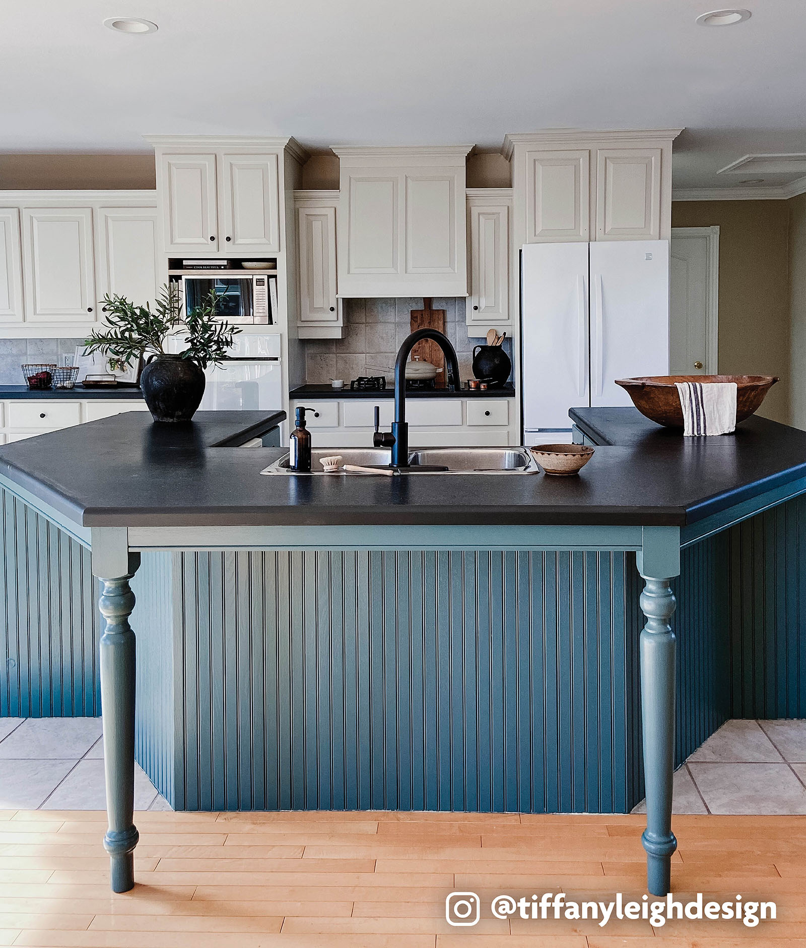Double the Beauty of Your Kitchen With a Two-Tone Approach | Home Hardware