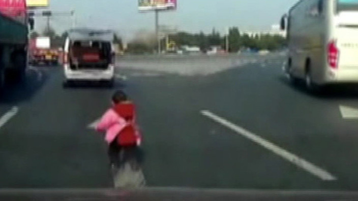 Shocking moment toddler fell out of car boot | Good Morning Britain