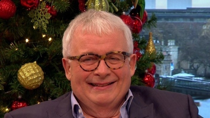 Biggins the grand dame of panto! | Good Morning Britain
