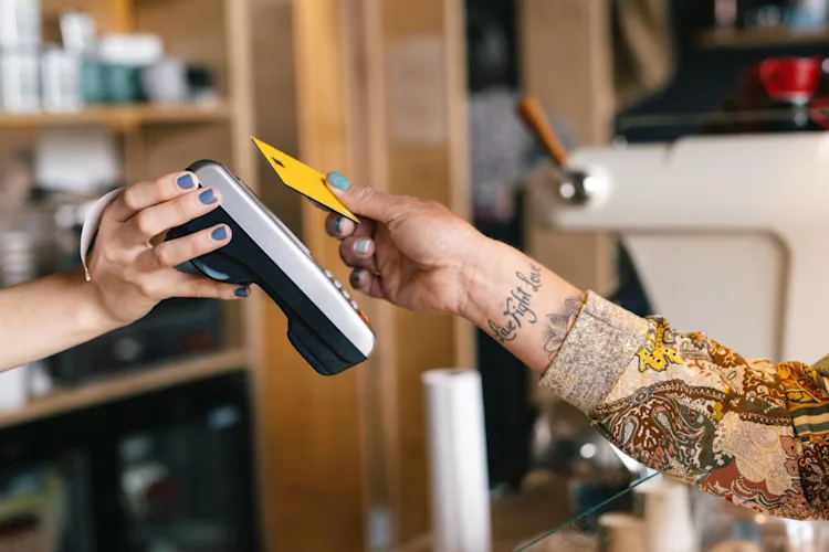 Best Debit Cards With Cash Back Rewards of 2025 | EarnIn