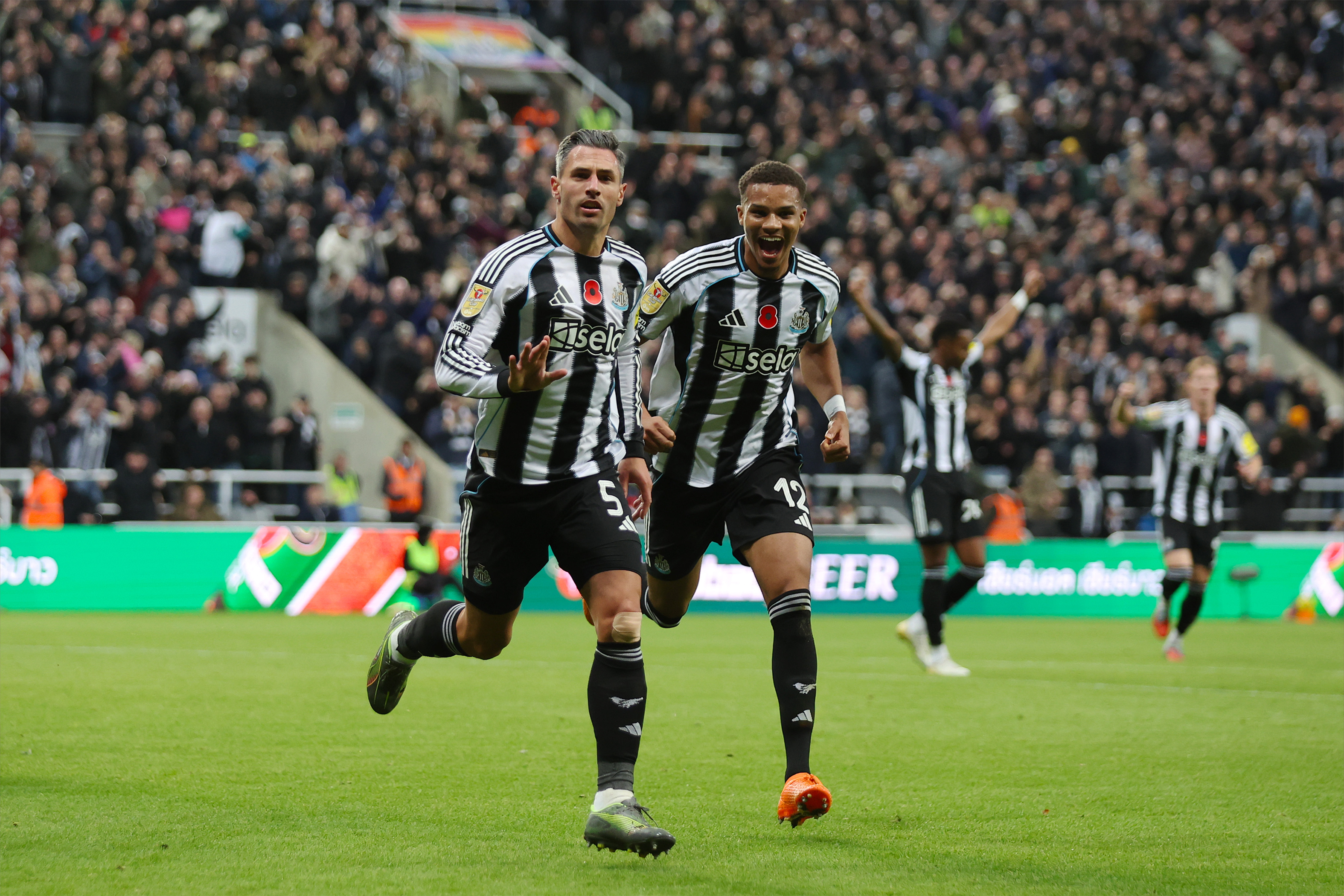 Aaron Ramsdale signs for Newcastle United - Newcastle United