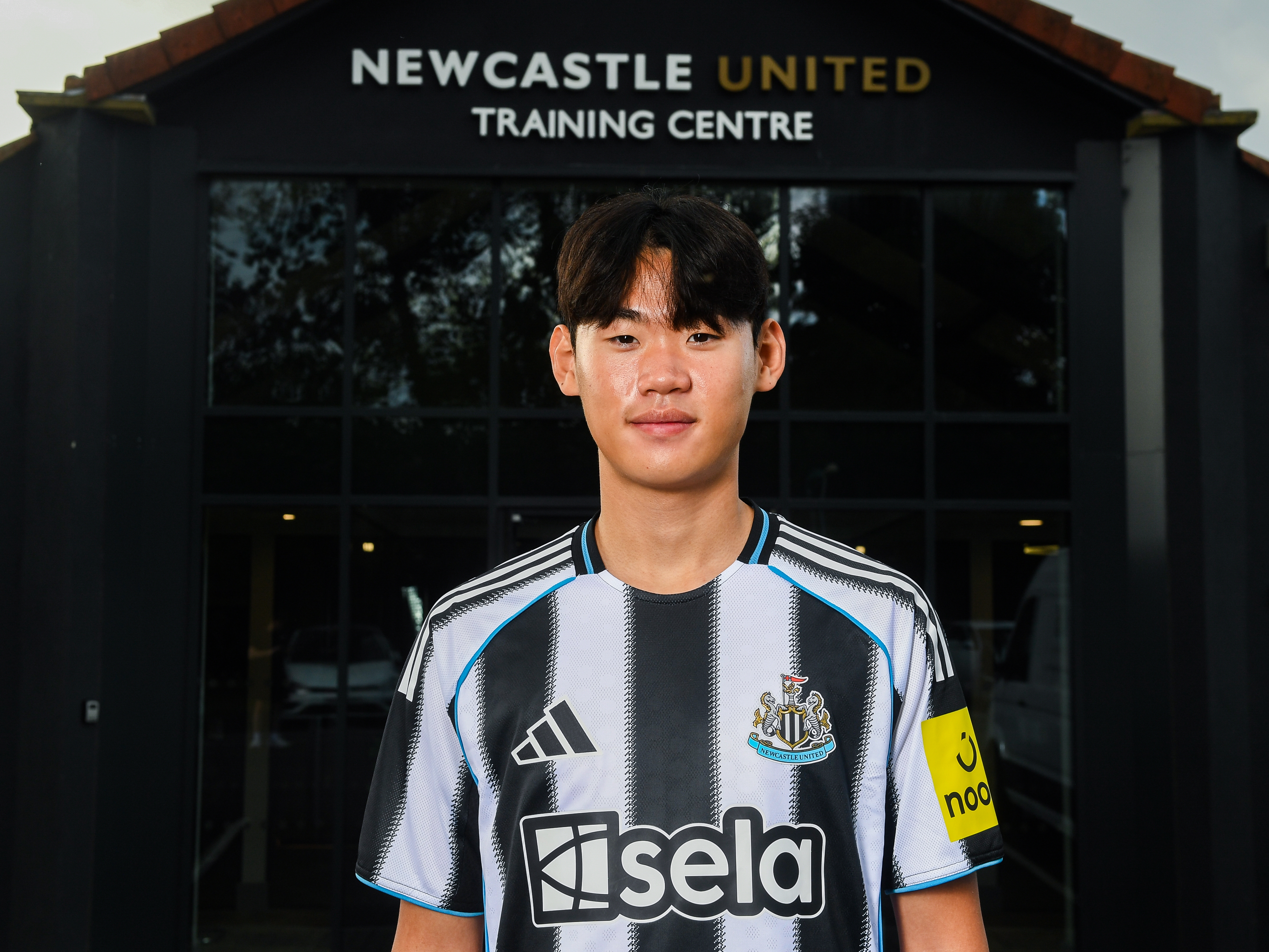 Anthony Gordon signs new long-term contract - Newcastle United