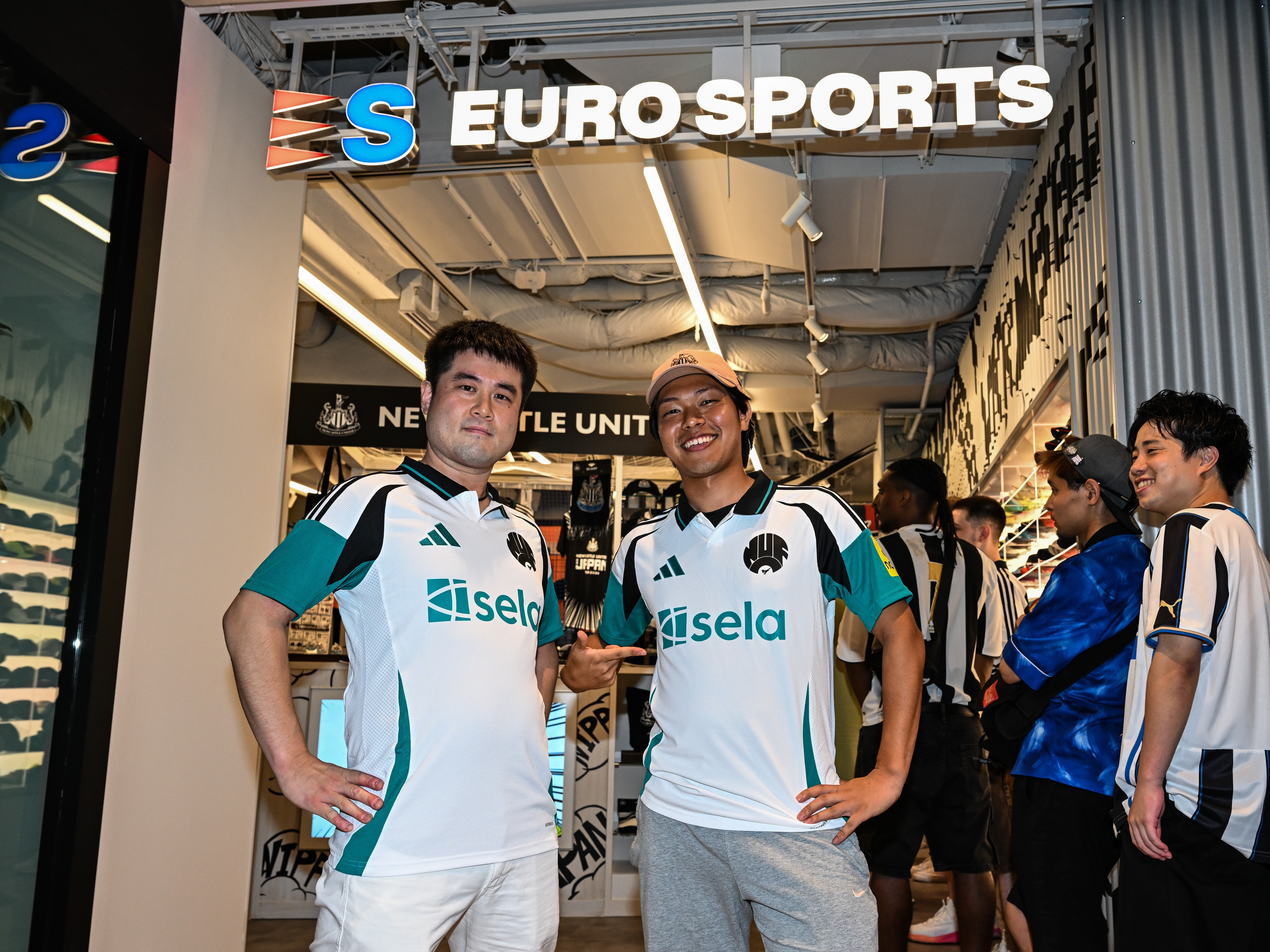 In pictures: Fans snap up new third kit in Tokyo - Newcastle United