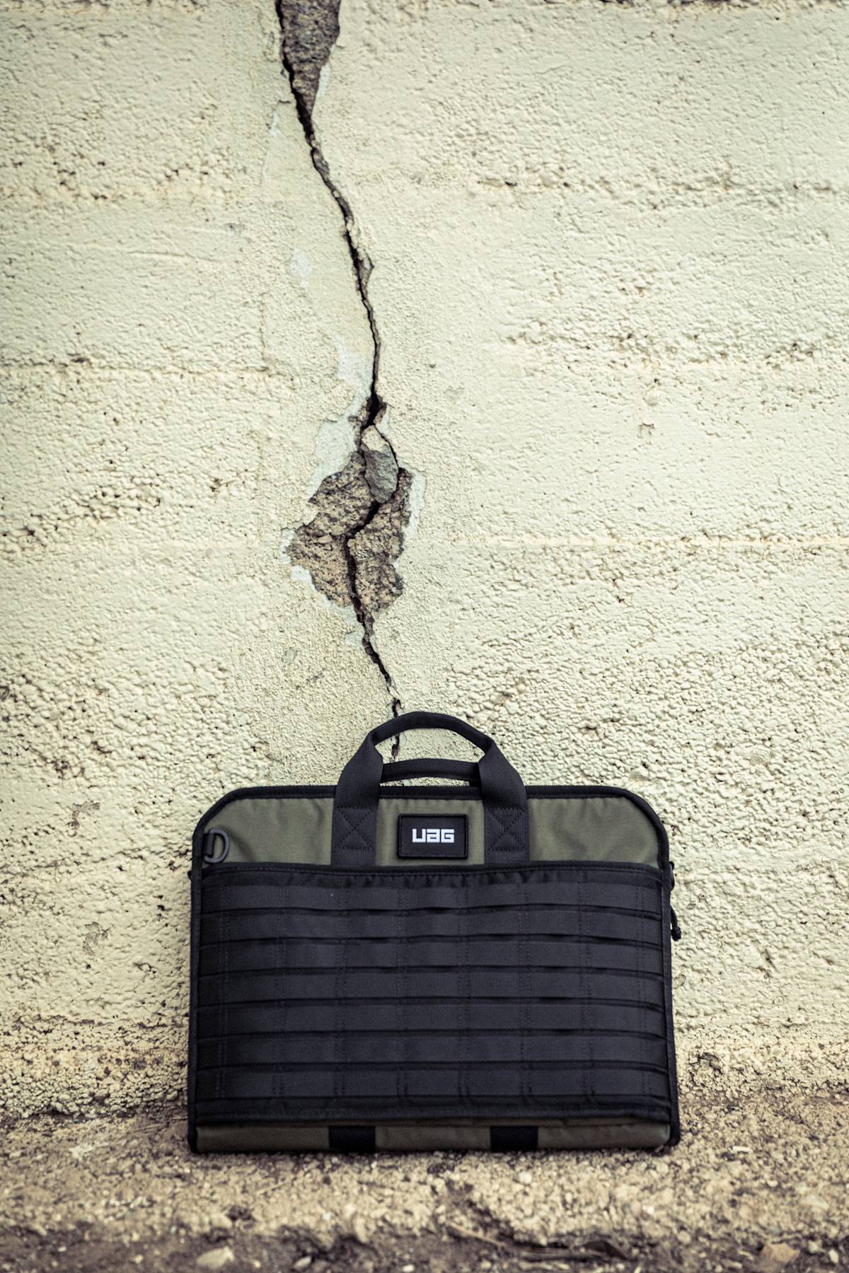 URBAN ARMOR GEAR UAG Tactical 15" Large Slim Brief