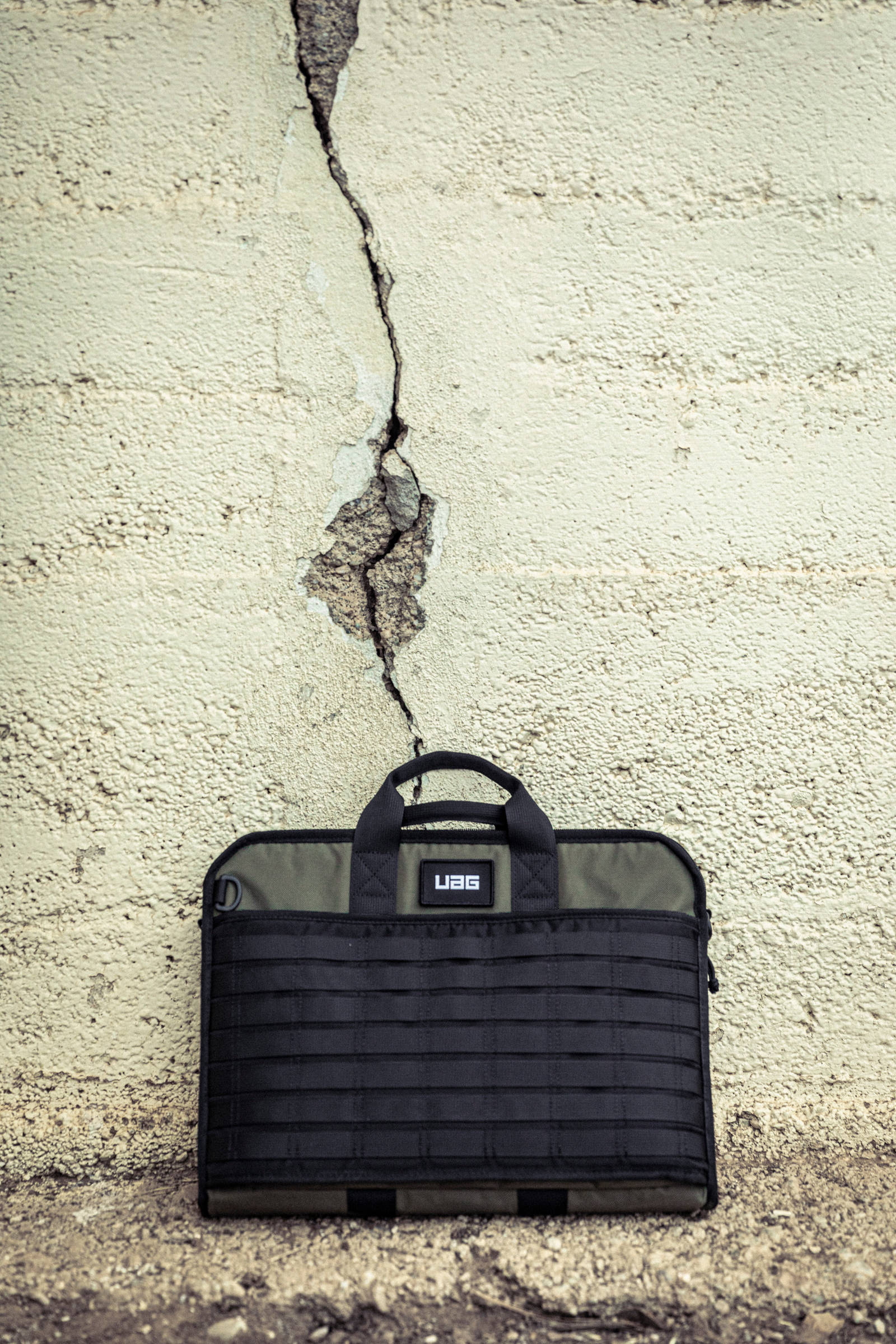 URBAN ARMOR GEAR UAG Tactical 15" Large Slim Brief