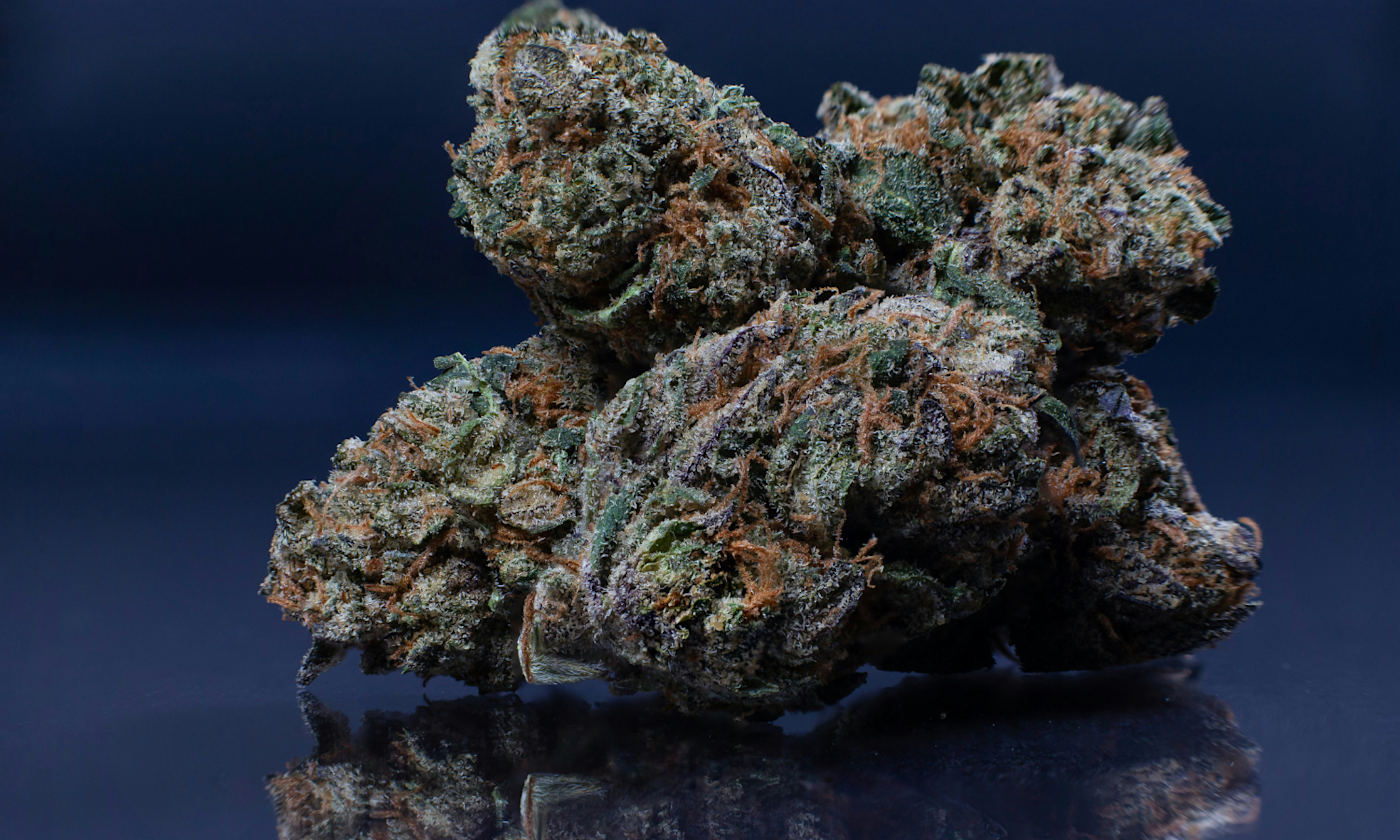 How Dark Rainbow Strain Compares to Popular Varieties