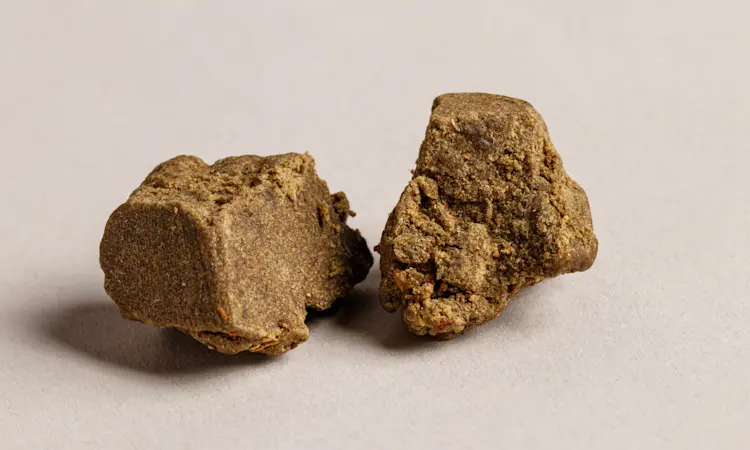 How To Smoke Hash: A Complete Guide for 2025 | Mood