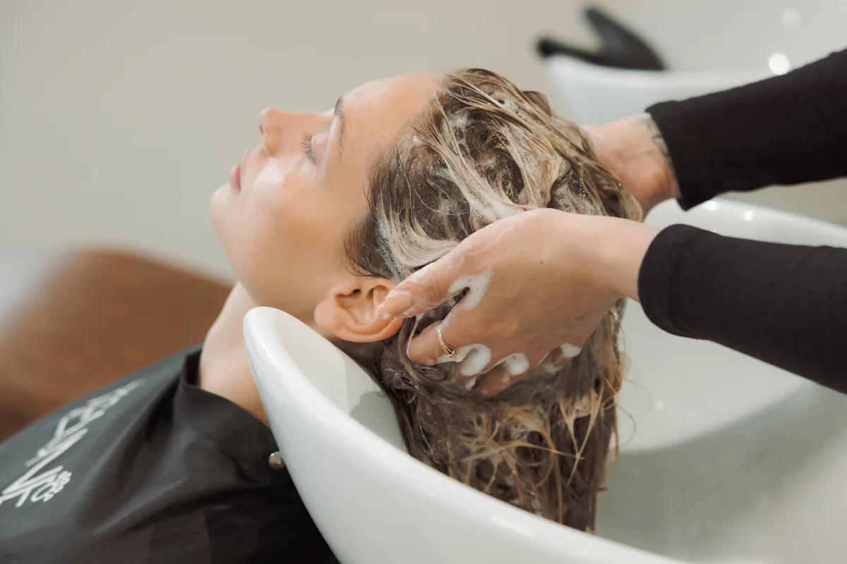 Shampoo for oily hair: tips, routine & best choices | Keune