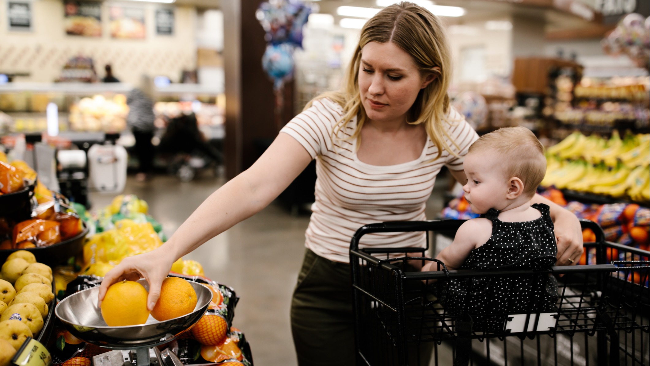 Mom Scolded by Grocery Store Cashier for Letting Kid Eat Before Paying ...