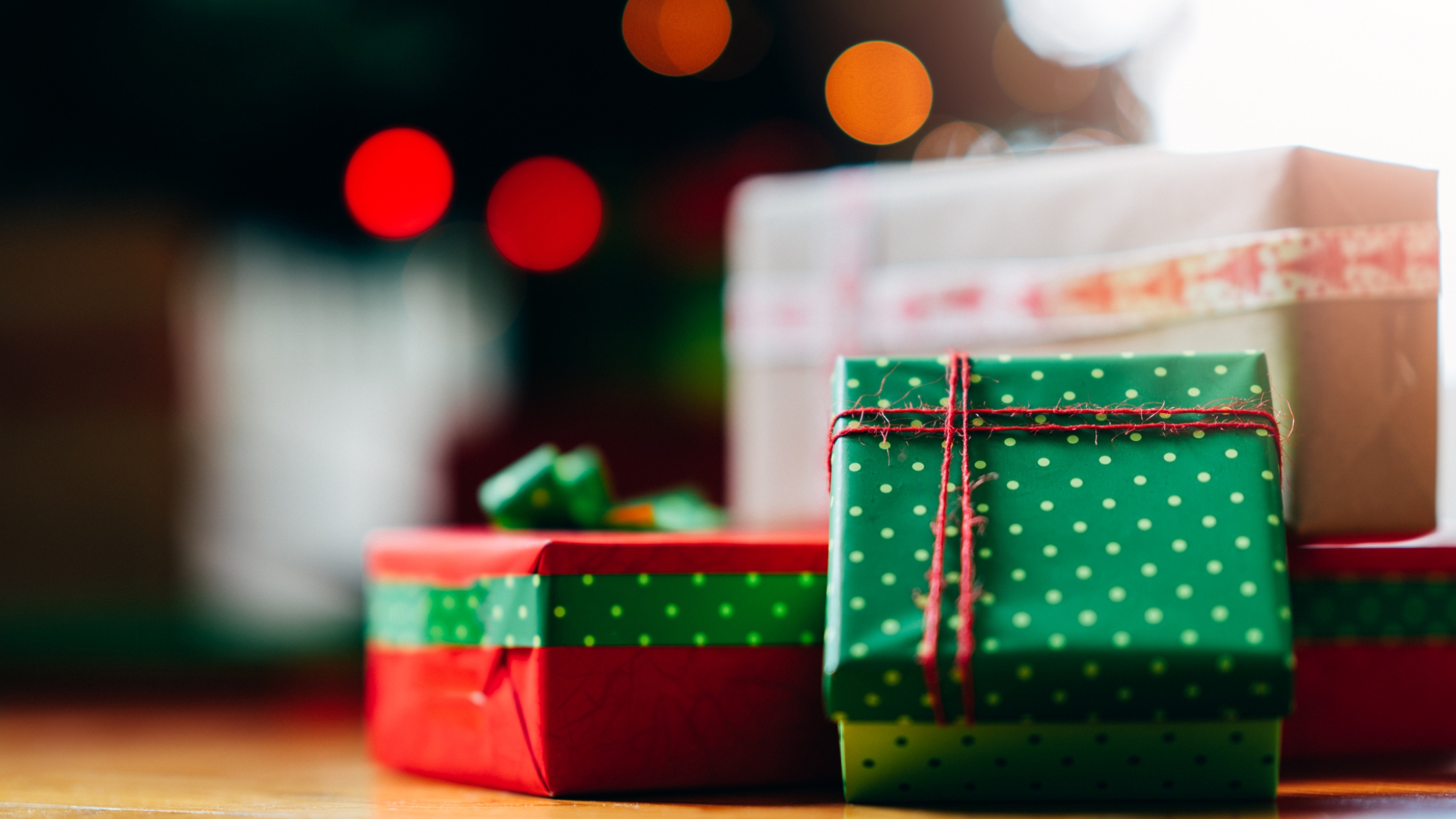 Couple Surprises Single Mom by Paying Off Christmas Gifts She Placed on ...