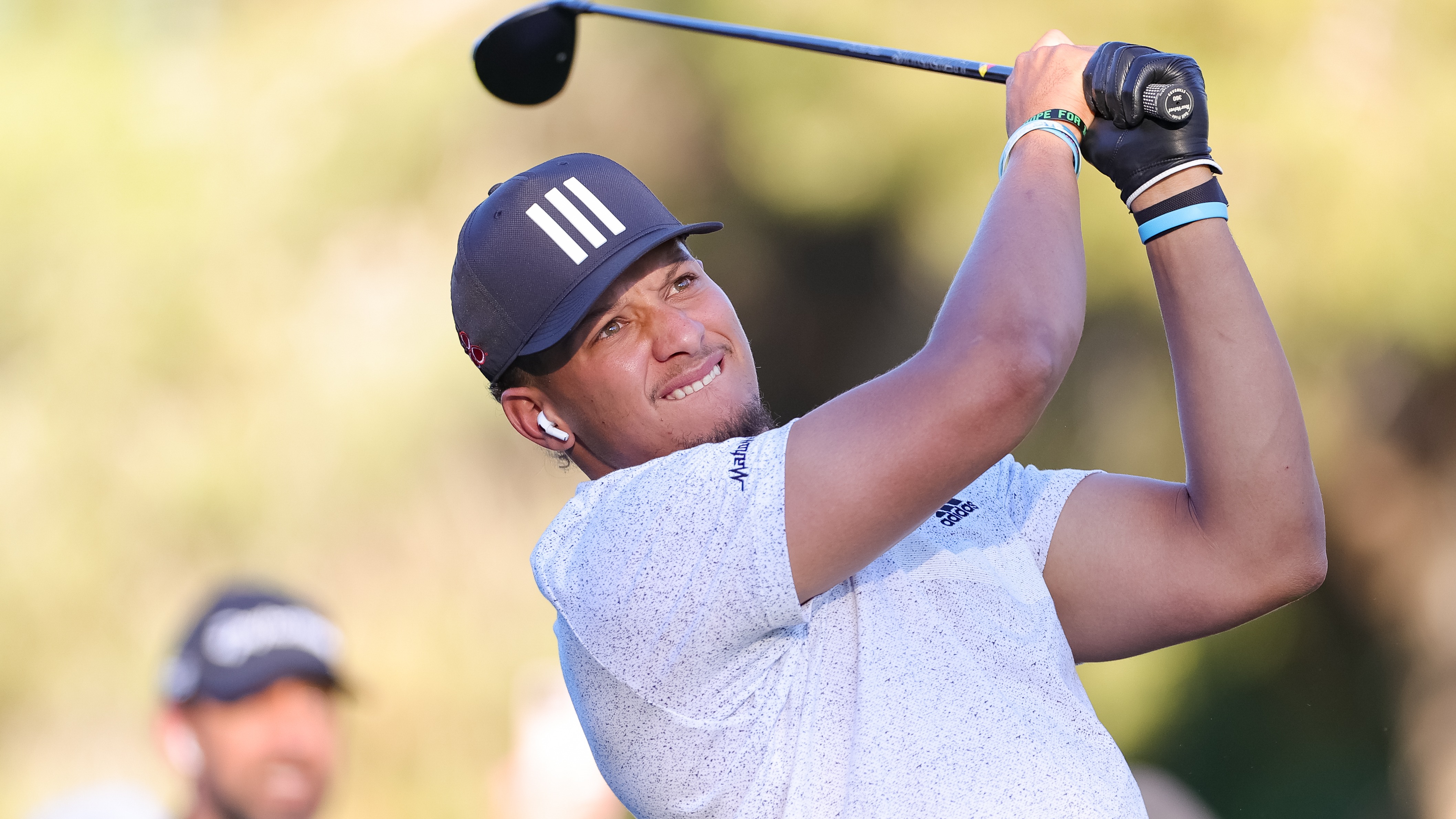 Patrick Mahomes Signs Golf Ball for Young Kid He Accidentally Hit ...