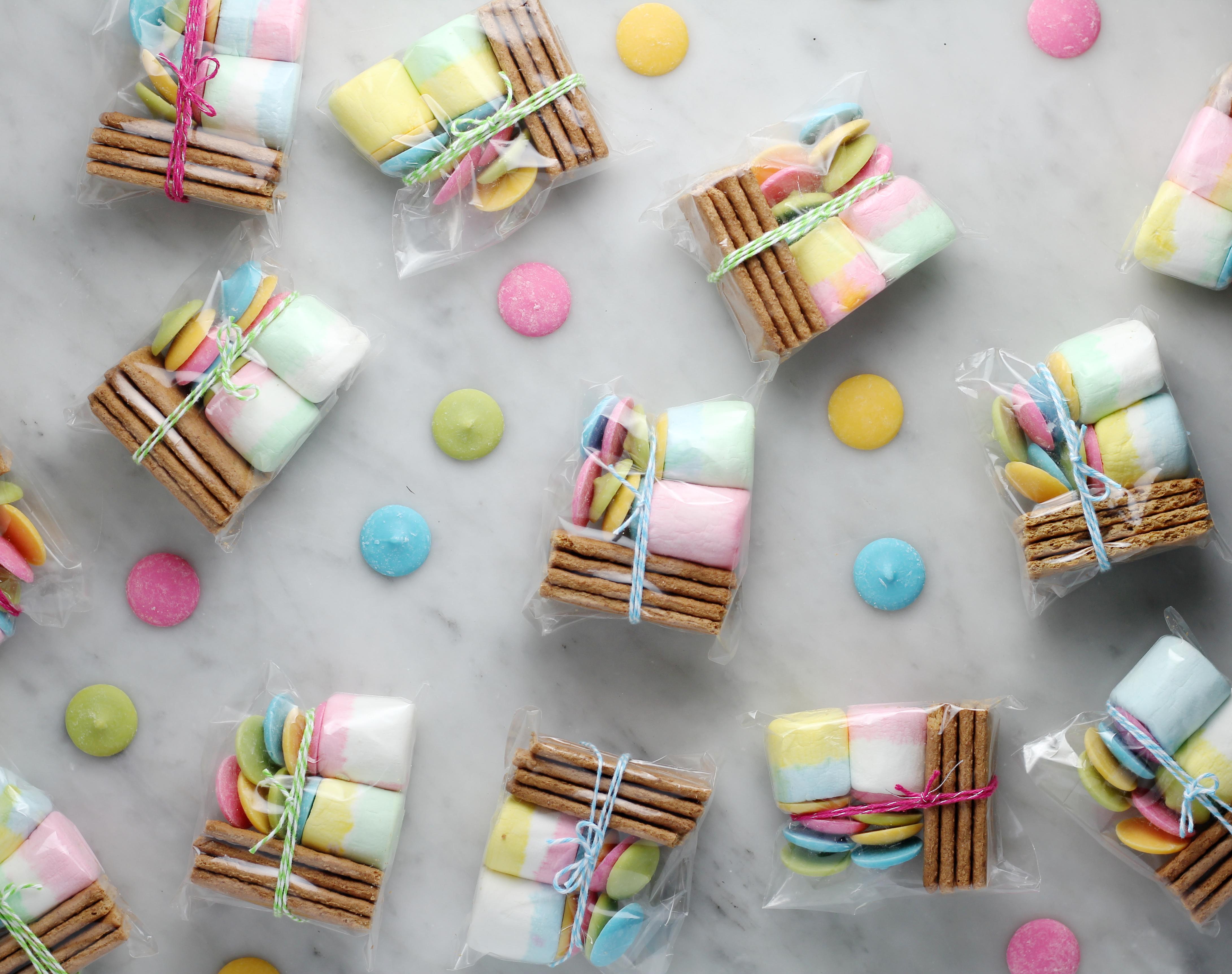 Easy Dip-Dyed Marshmallows for a Colorful Easter | Mom.com