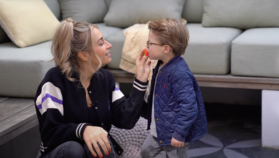 Shelly en zoontje Jake kweken aardbeien: ‘Doet mama dit handig, denk je ...