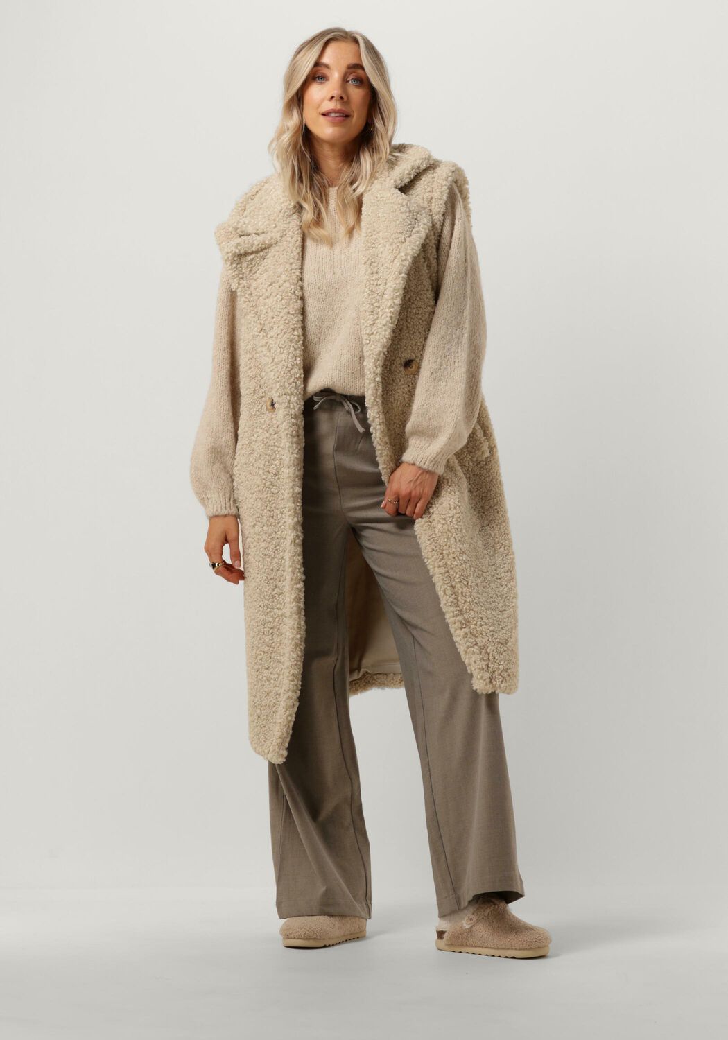 Vliegt de winkels uit: deze fluffy sloffen (die trouwens prima buiten ...