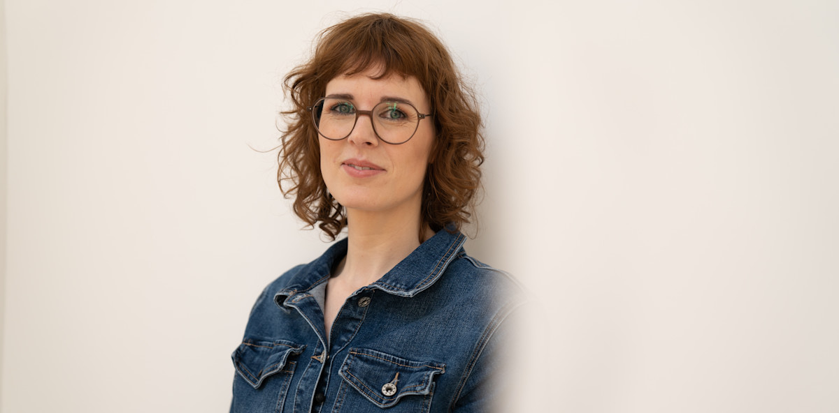 Anna helpt tieners die geen geld hebben voor tampons of maandverband - &C