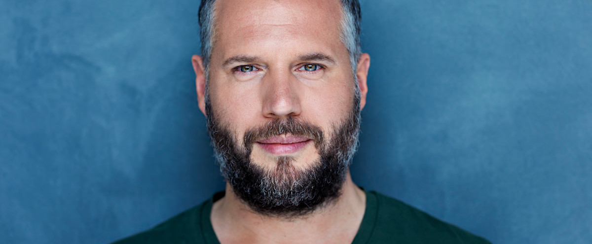 Tijl Beckand: 'Ik heb nog steeds de behoefte om het licht uit te doen' - &C