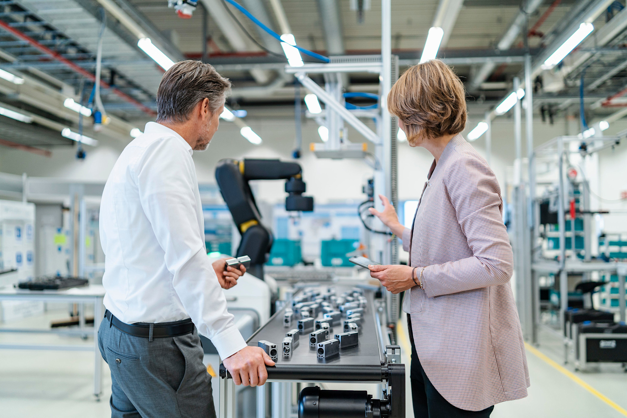 How Electronic Signatures Help HR Teams in Manufacturing