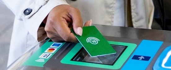 Hand blippar SL-kort i spärr