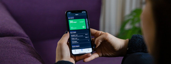 En person skannar grönt SL-kort med mobilen