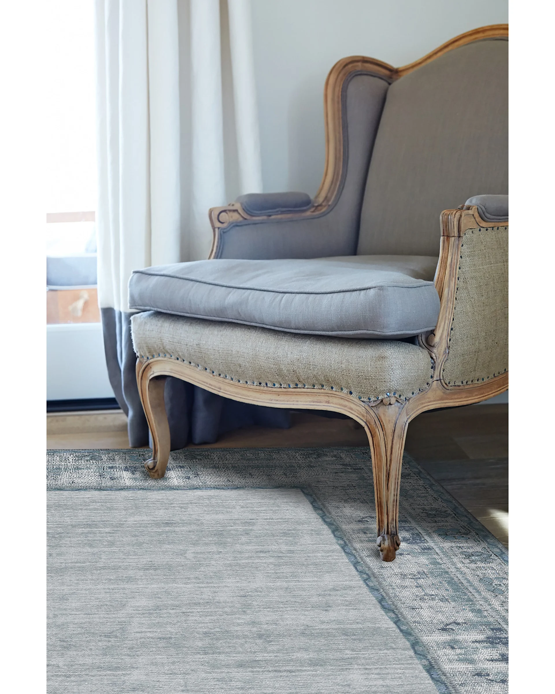 Vintage Daisy Bordered Blue Rug | Ruggable
