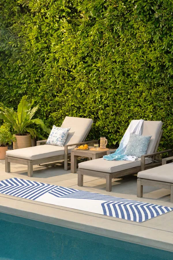 Gray Malin Outdoor Beach Club Navy & Ivory Rug | Ruggable