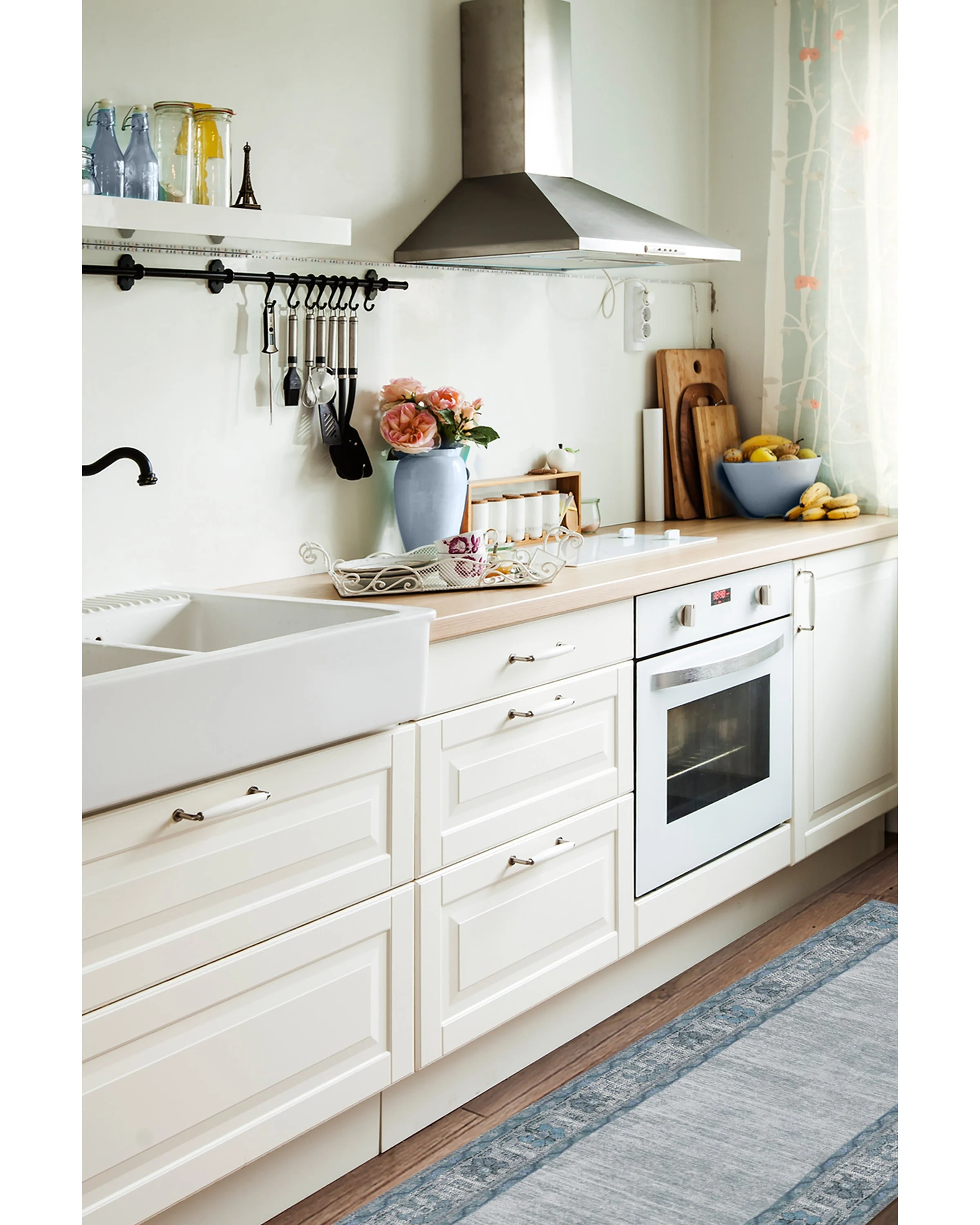 Vintage Daisy Bordered Blue Rug | Ruggable