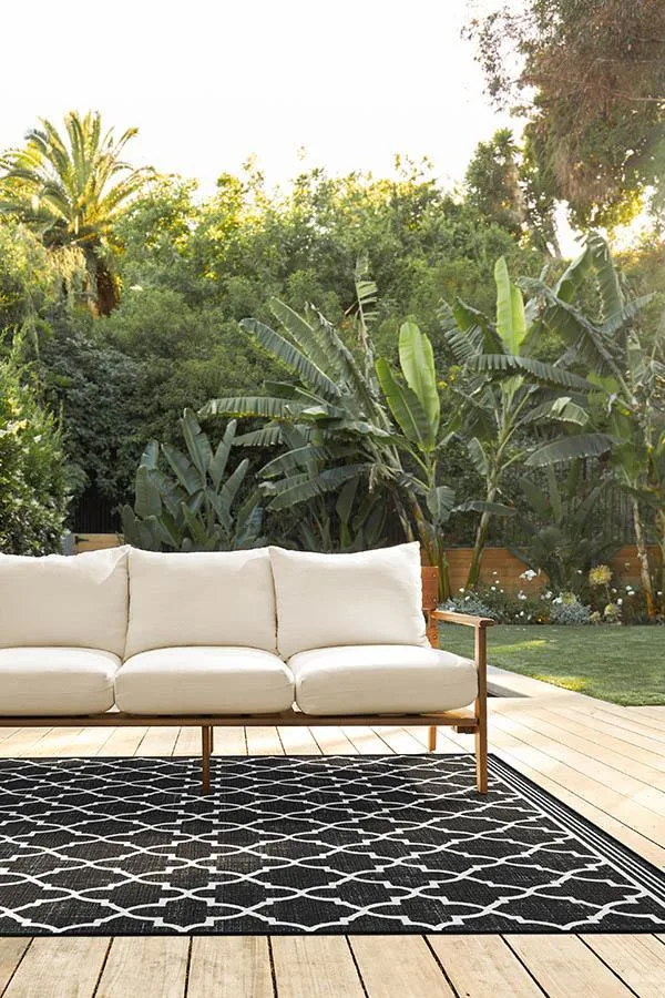 Outdoor Varia Trellis Black Rug | Ruggable
