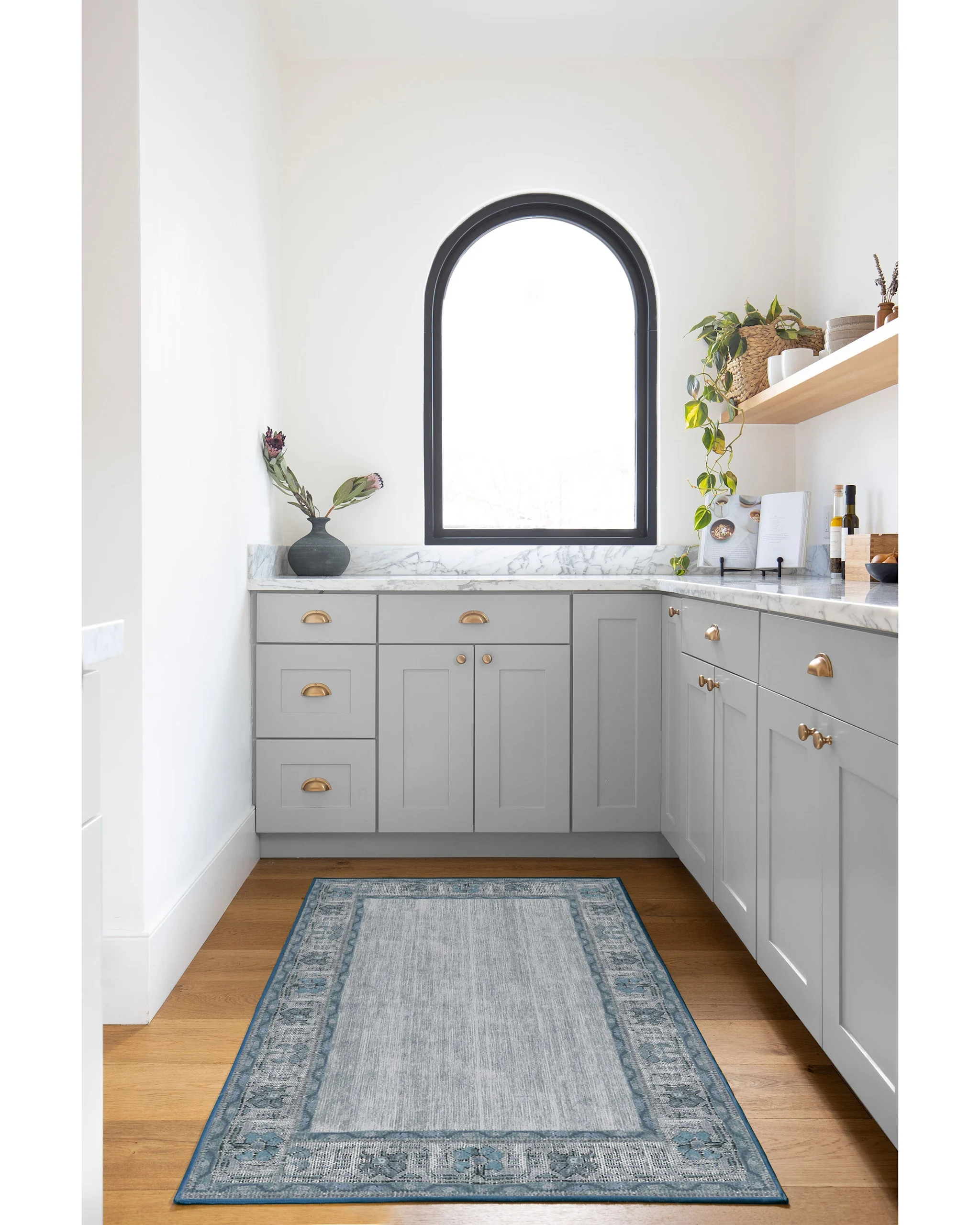 Vintage Daisy Bordered Blue Rug | Ruggable