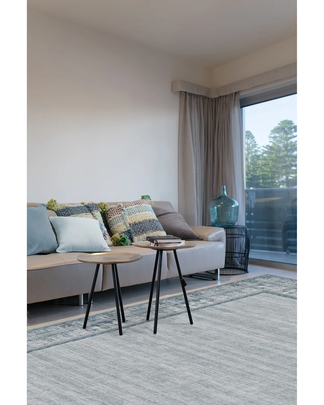 Vintage Daisy Bordered Blue Rug | Ruggable