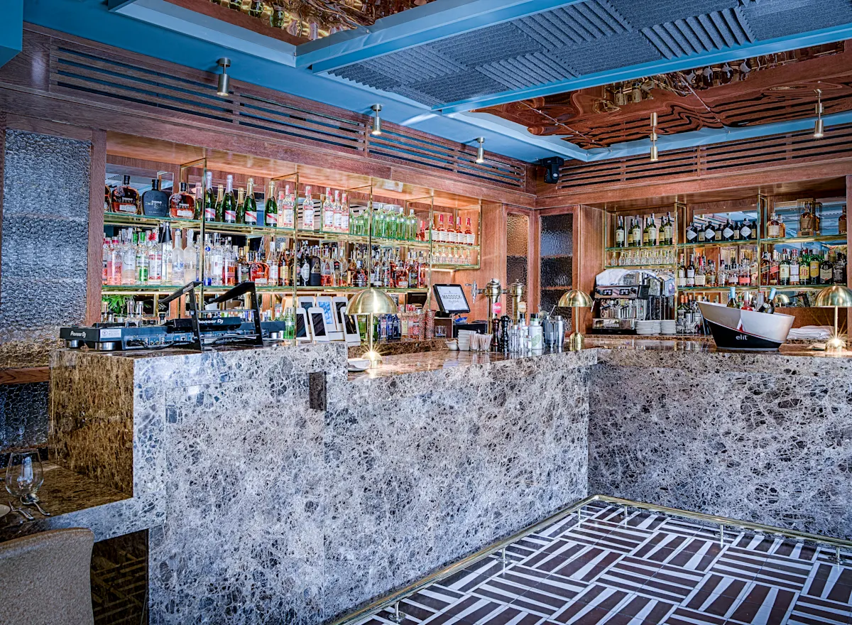 Maddock: Sabores Globales y Ritmo Urbano en Chamberí | The Bar España