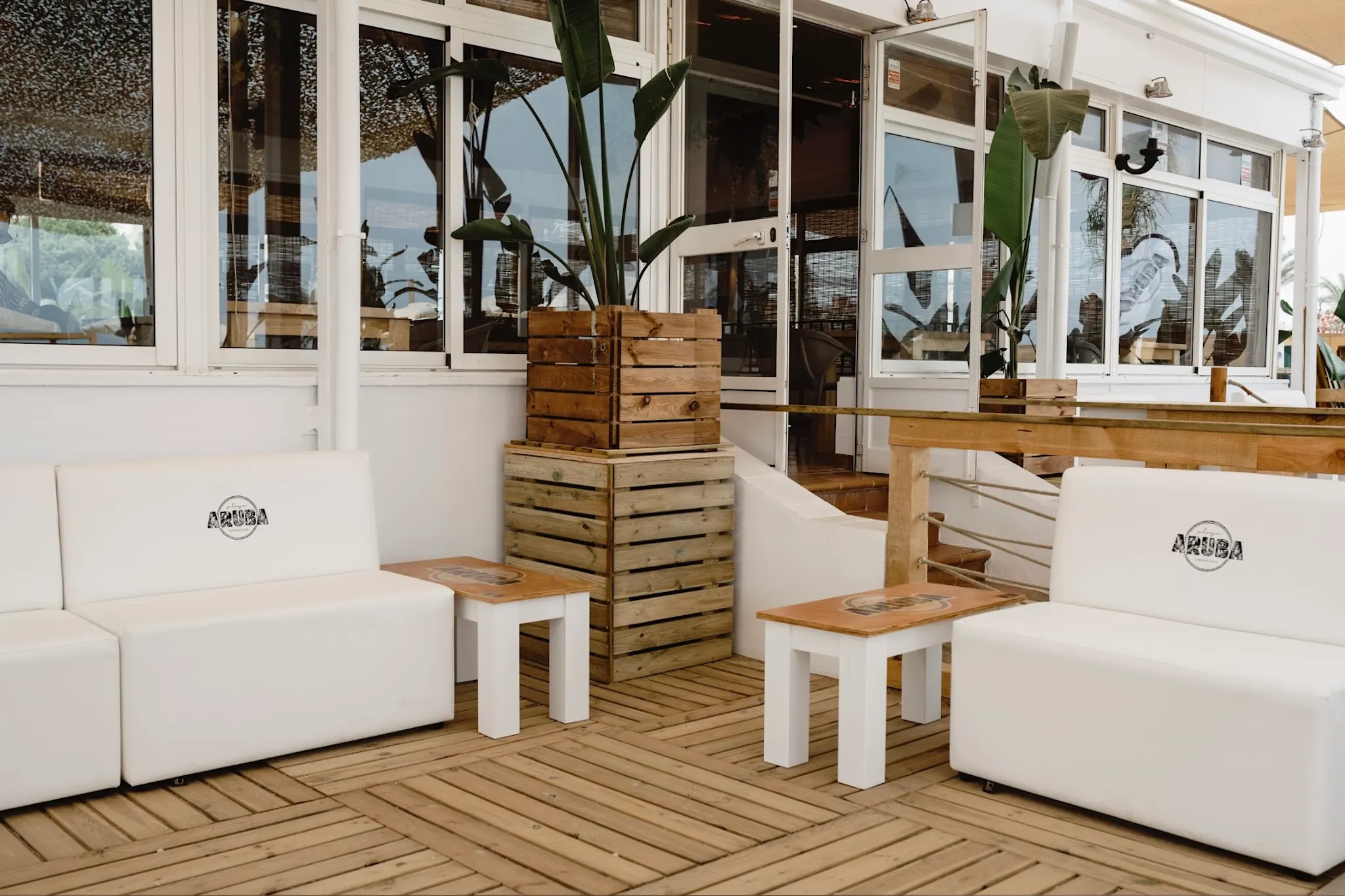 Playa Aruba: Club de Playa y Música en Vivo | The Bar España