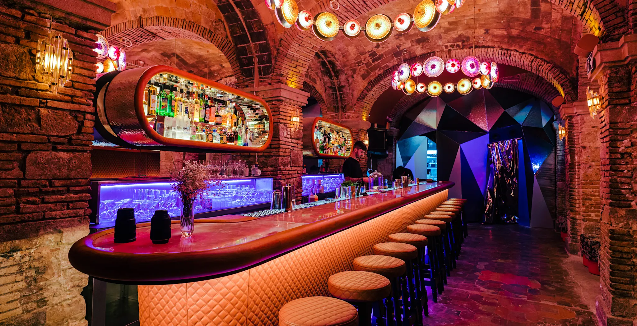 Monk Barcelona: Un Refugio de Cocteles en el Tiempo | The Bar España