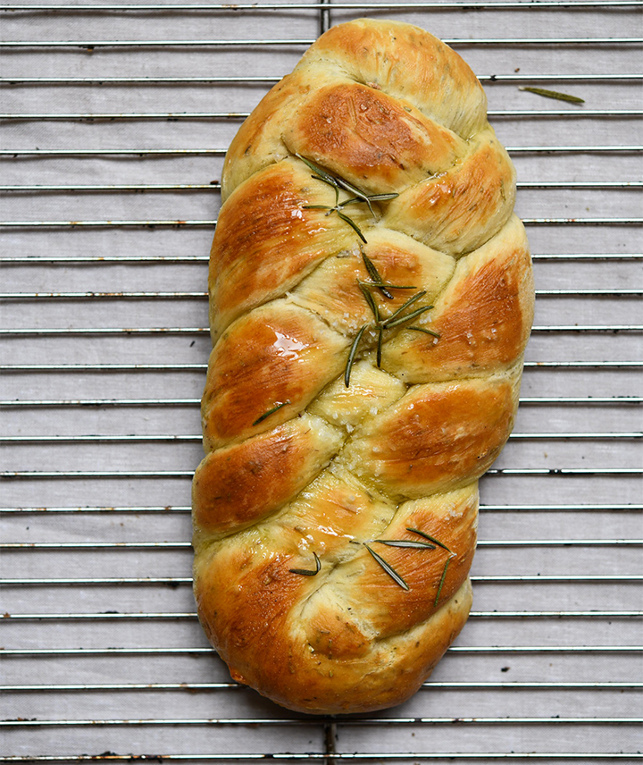 Hallah - Huile d'olive et romarin Babka zana | Galeries Lafayette Le ...