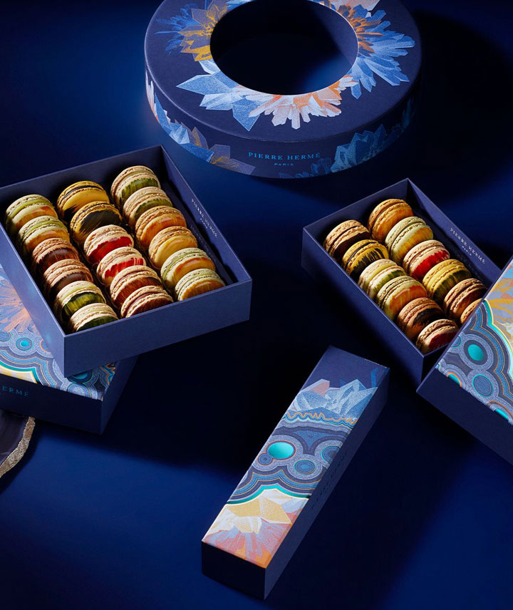 Coffret 24 macarons de Noël Pierre hermé paris | Galeries Lafayette Le Gourmet