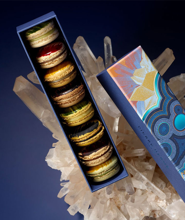 Coffret 8 macarons de Noël Pierre hermé paris | Galeries Lafayette Le Gourmet