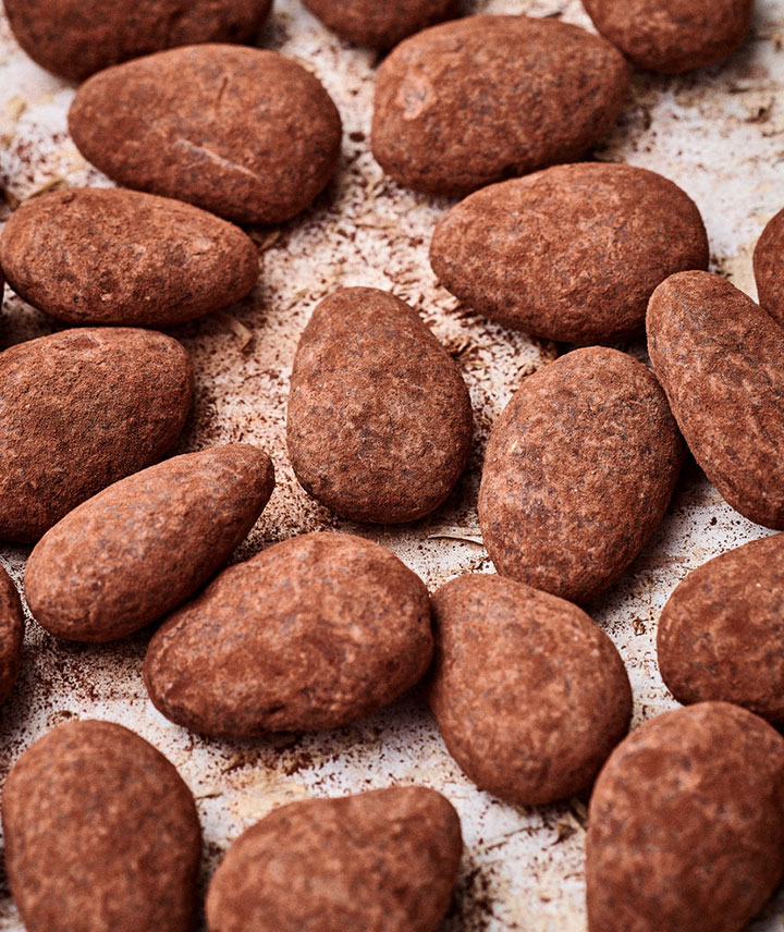 Amandes enrobées de chocolat noir Alléno & rivoire | Galeries Lafayette ...