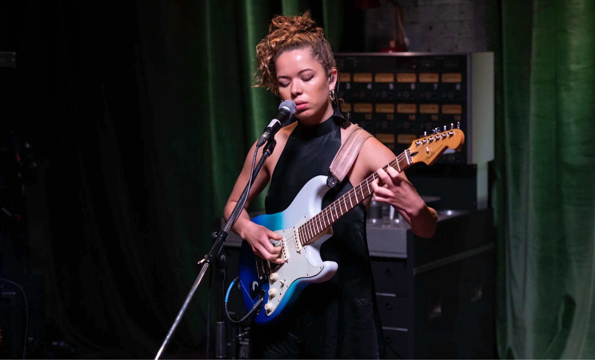 WePresent | Nilüfer Yanya performs a session for From The Basement